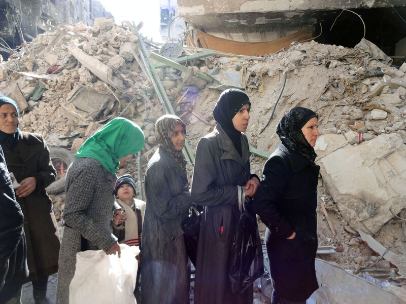Aid reaches Palestinians in Yarmouk camp, but it's still only a trickle ...