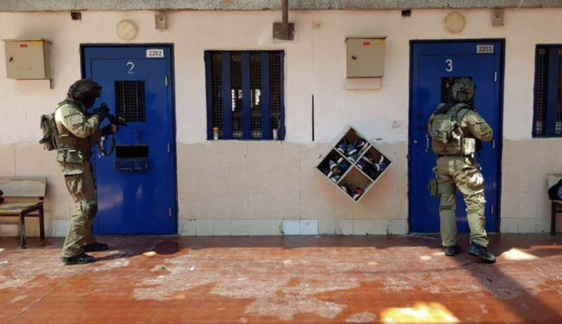 Israel injures dozens of Palestinian prisoners | The Electronic Intifada