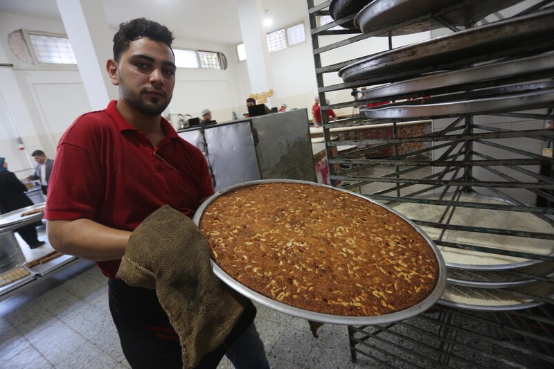 Video: Gaza sweet factory integrates deaf workers | The Electronic Intifada