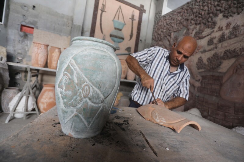 Video: Gaza artist sculpts Palestine's history | The Electronic Intifada